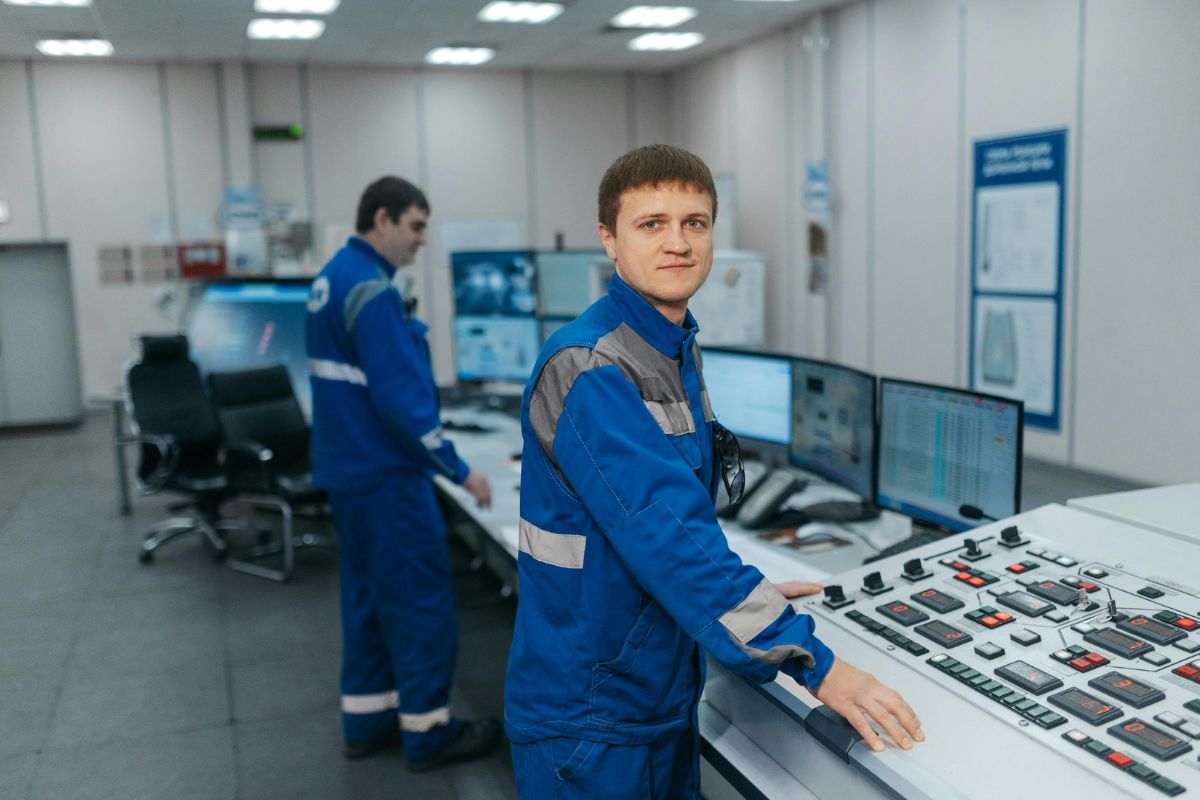 Why Control Room Console Design Matters For Operator Performance ...